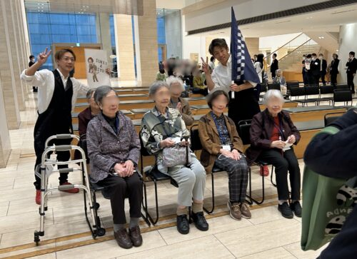 SUKE3 & SYU パフォーマンス＠オペラシティホール ｜ 高齢者施設のアニマルセラピーとパフォーマー派遣なら株式会社ハコカラ